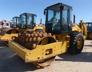 How to maintain the hydraulic system of the Cat 563 roller?